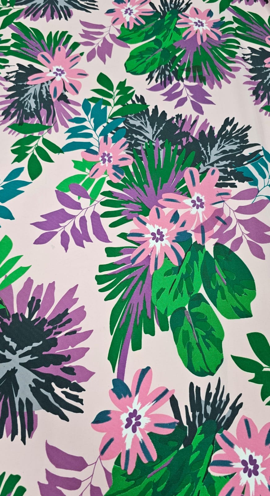 Crepe Haya Estampado ST25 FLORAL COLORIDO ROXO E VERDE FUNDO ROSA BEBÊ ...