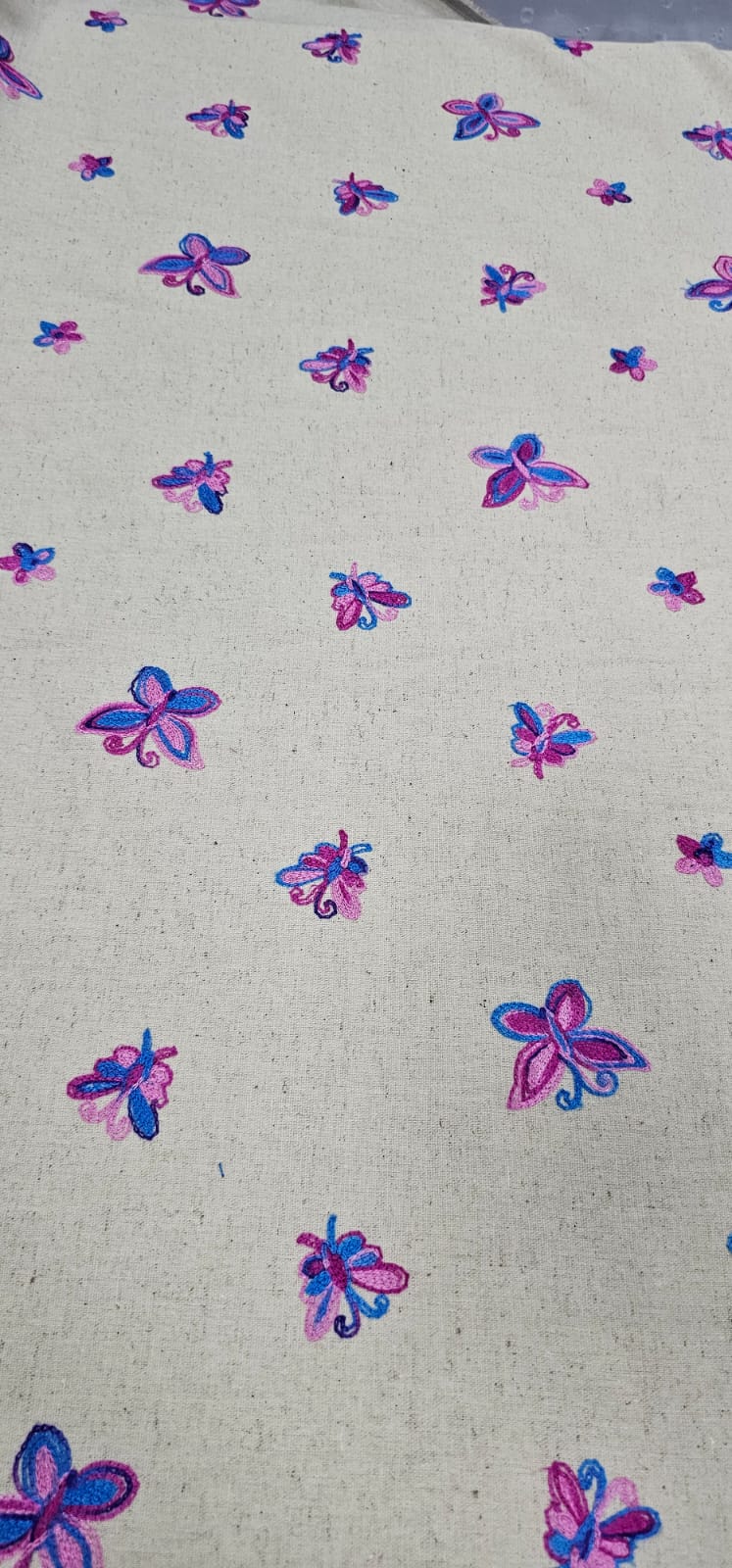Linho Trovata Bordado Borboletas Azul Turquesa - SóTecidos - Todo site ...