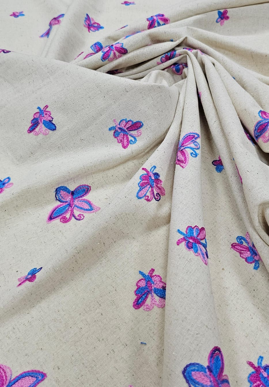 Linho Trovata Bordado Borboletas Azul Turquesa - SóTecidos - Todo site ...