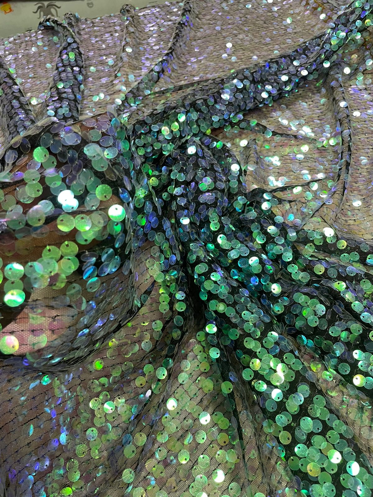 Tule Preto com Paetê Holográfico Verde Médio - SóTecidos - Todo site em ...