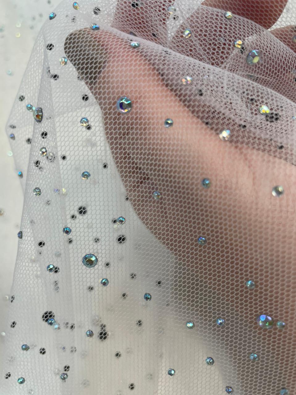 Tule Party Fundo Branco com Strass Boreal - Só Tecidos