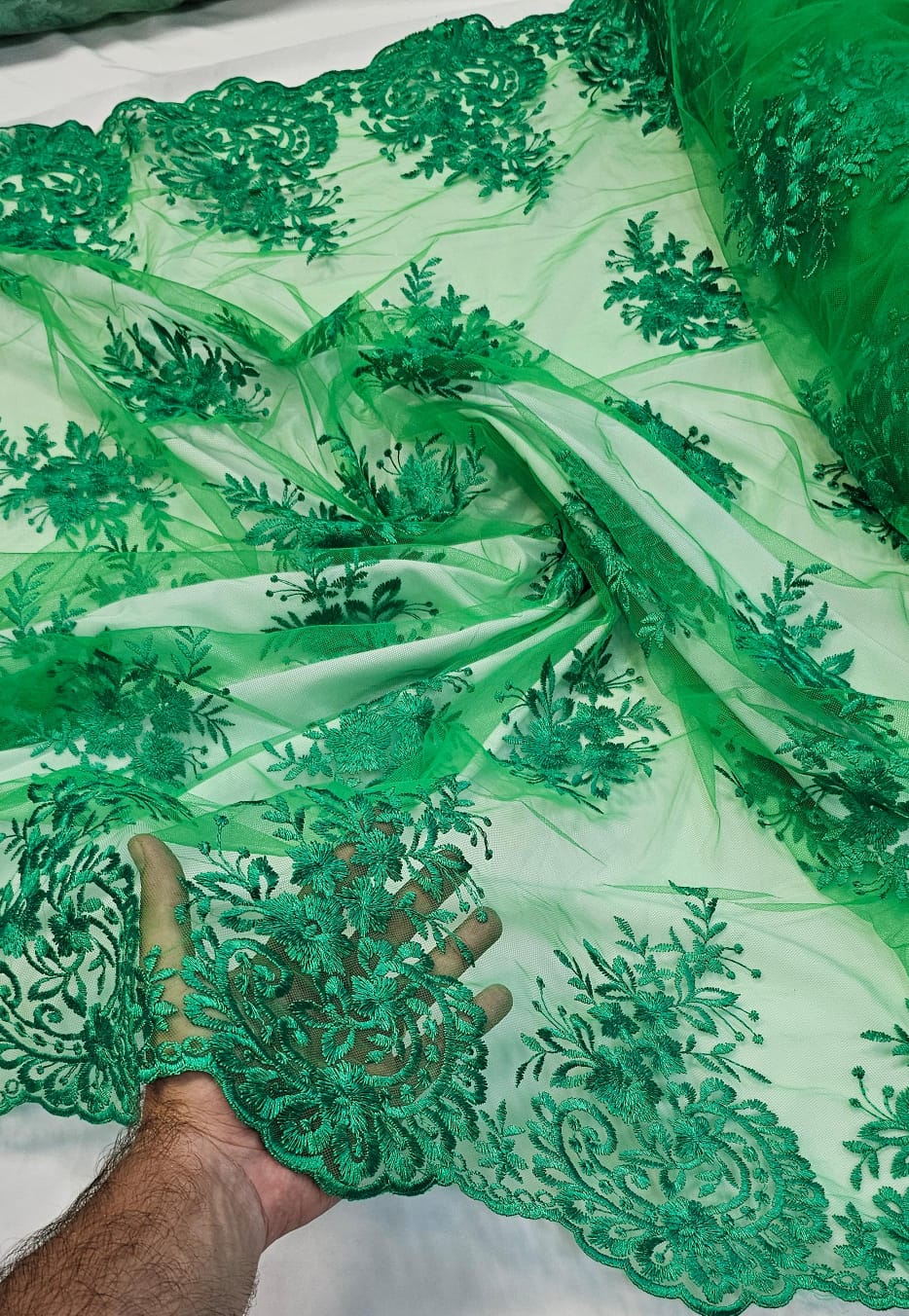 Tule Bordado com Bico Verde Bandeira Claro Modelo 39DC1 - Só Tecidos