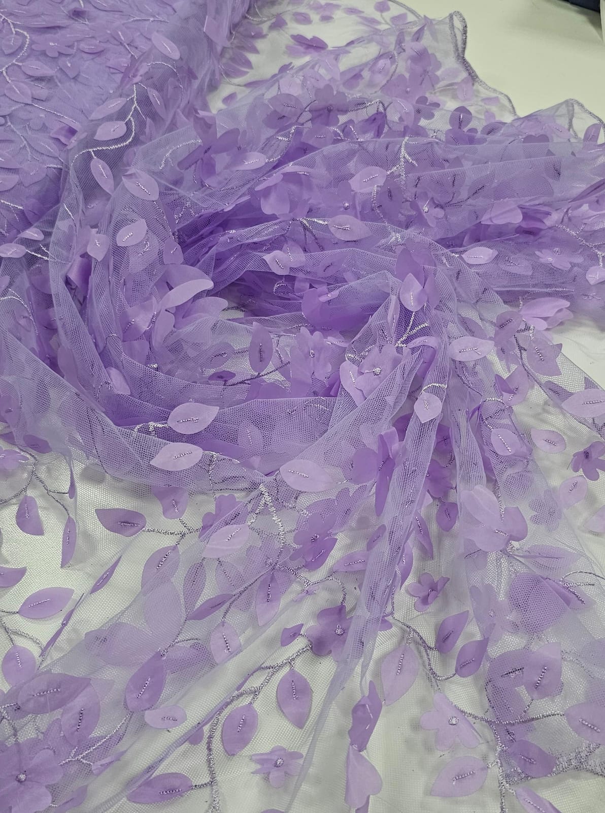 Tule Bordado Floral com Borboletas Lavanda - SóTecidos - Todo site em ...