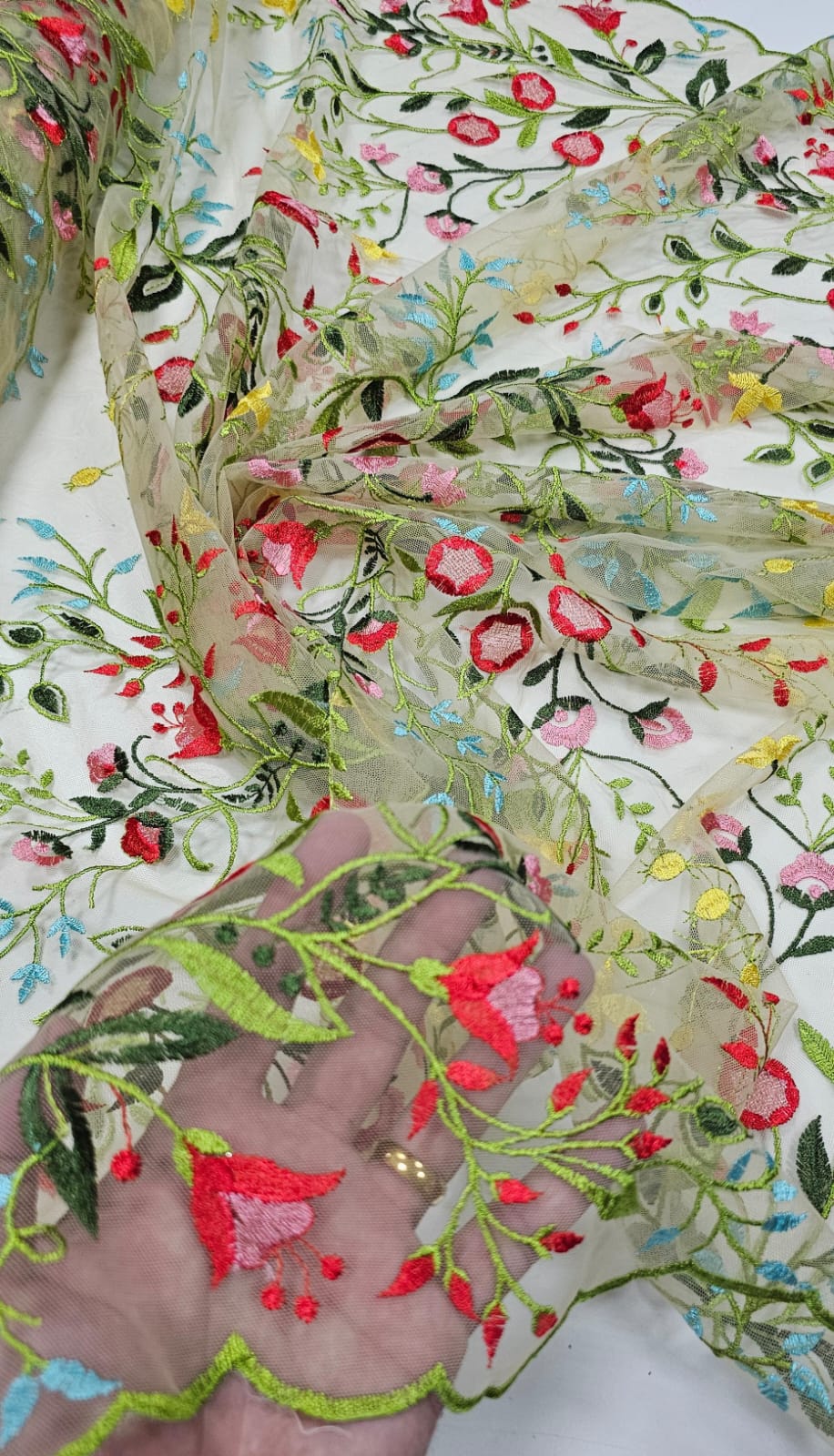 Tule Bordado Multicolor Primavera Modelo A2 - Só Tecidos - Todo site em ...