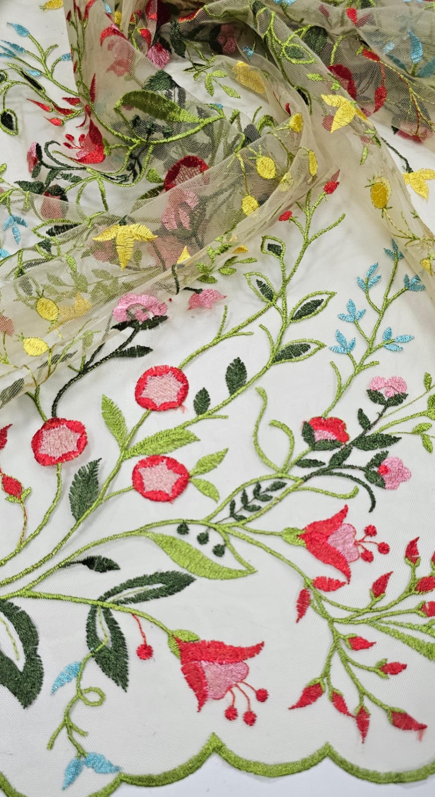 Tule Bordado Multicolor Primavera Modelo A2 - Só Tecidos