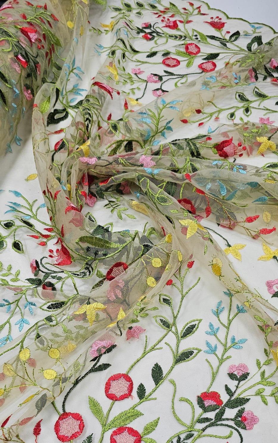 Tule Bordado Multicolor Primavera Modelo A2 - Só Tecidos - Todo site em ...