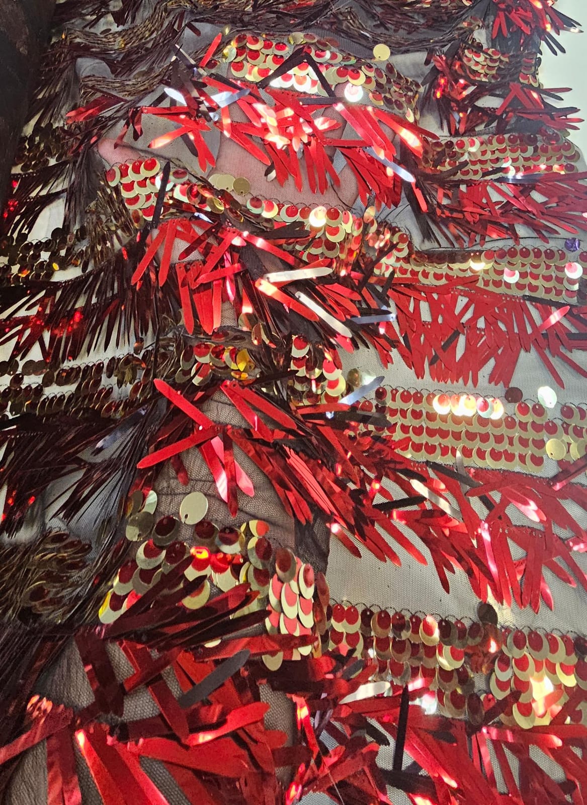 Tule Bordado com Paetê Blade Indian Vermelho com Dourado - Só Tecidos