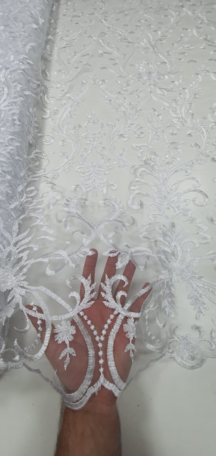 Tule Bordado com Pedrarias em Arabescos Branco 599D - Só Tecidos