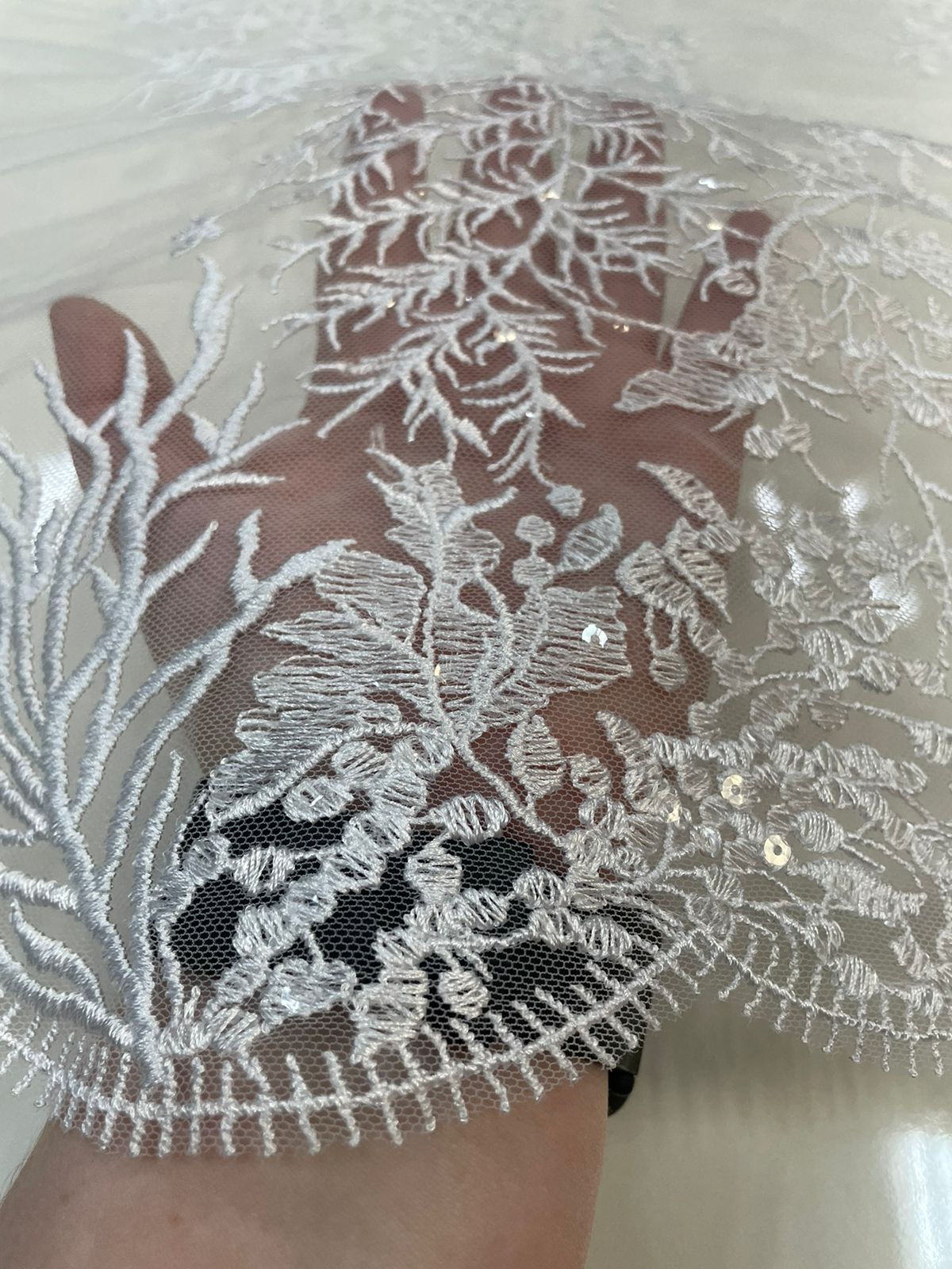 Tule Bordado Branco Ramos com Paetês Transparentes Modelo 107S ...