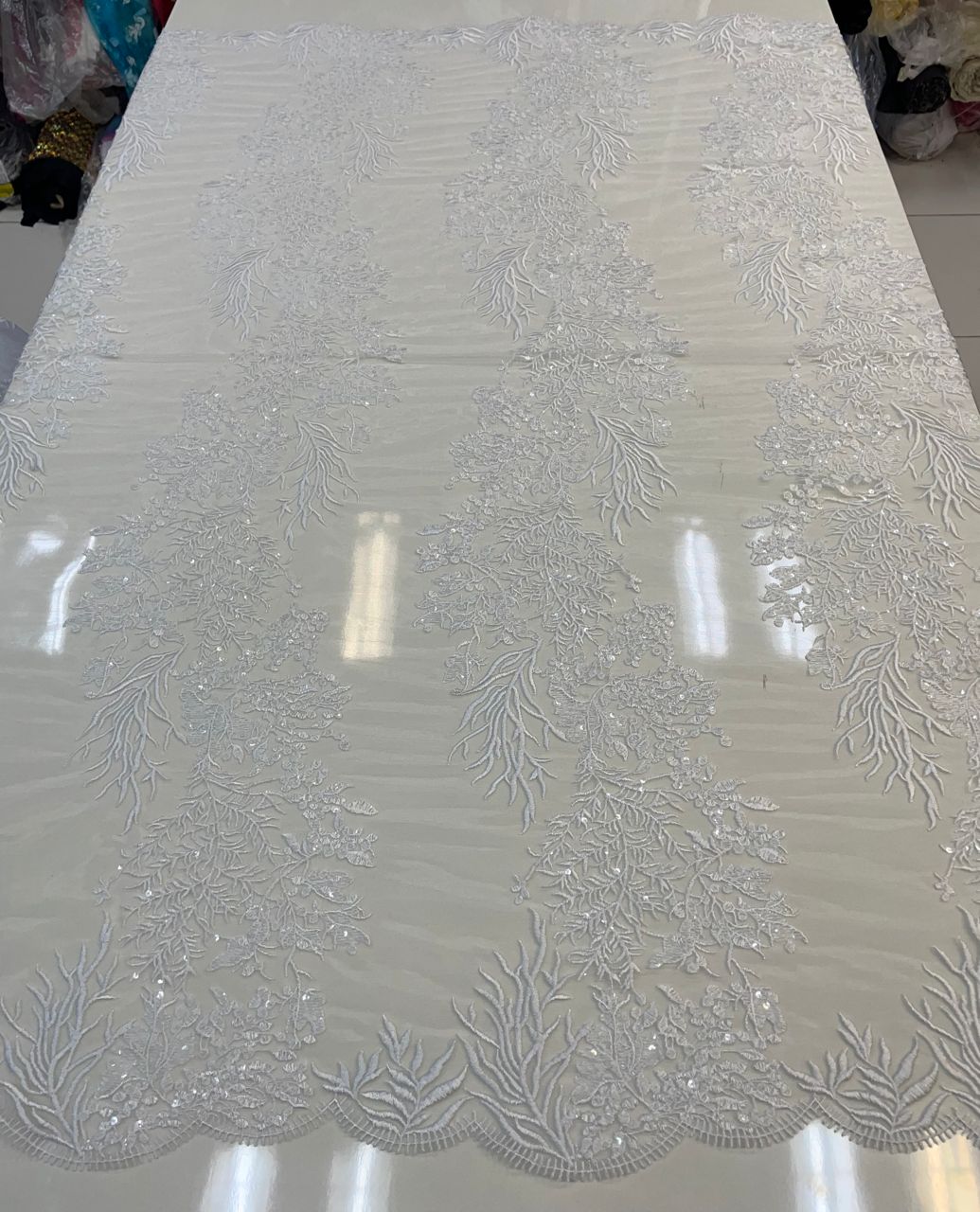Tule Bordado Branco Ramos com Paetês Transparentes Modelo 107S - Só Tecidos