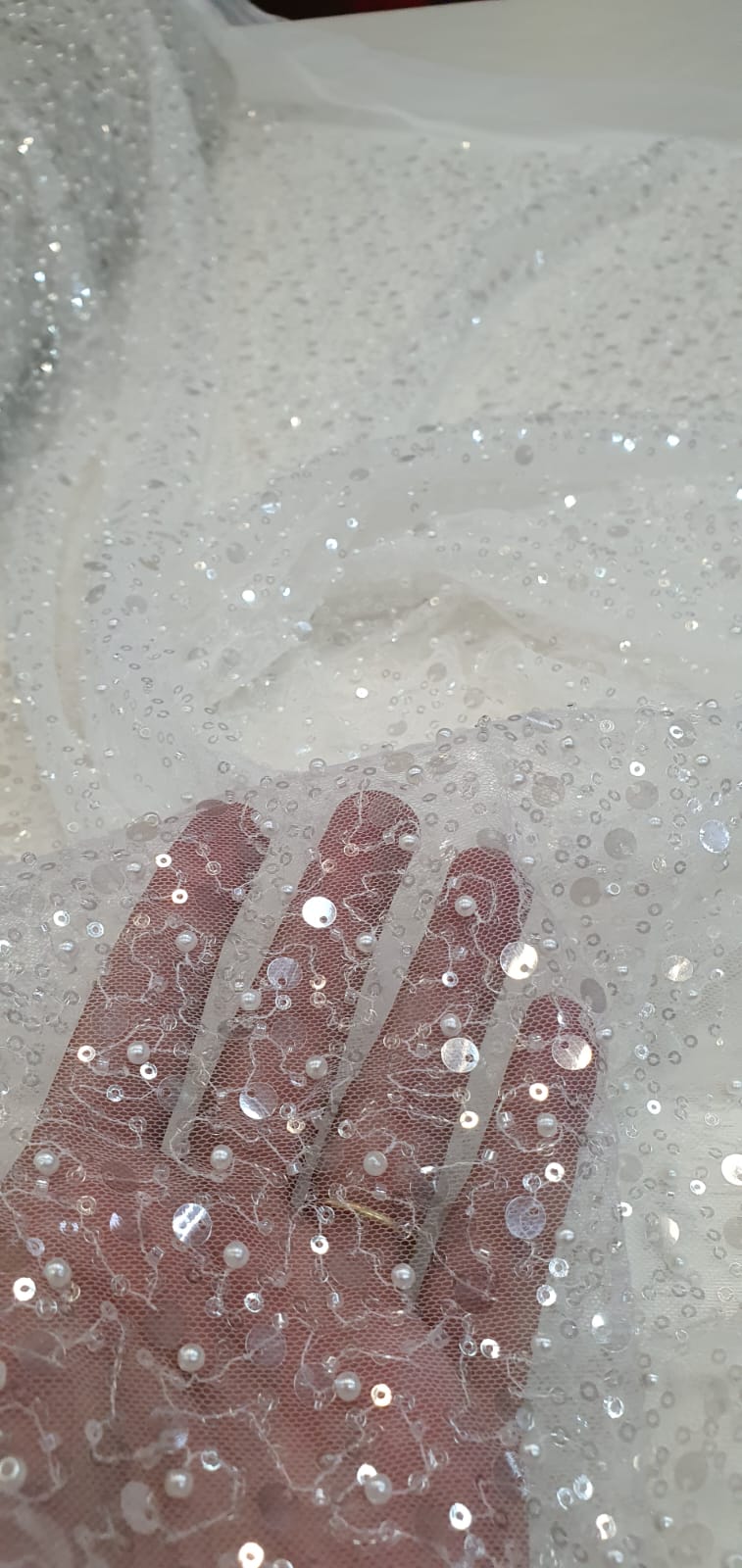 Tule Bordado Branco com Pedrarias e Paetês Transparentes - Só Tecidos