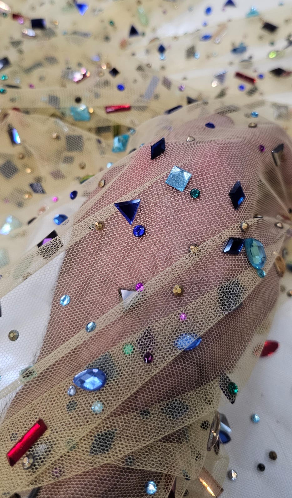 Tule Bordado com Pedrarias Diamond Dourado Multicolor - Só Tecidos