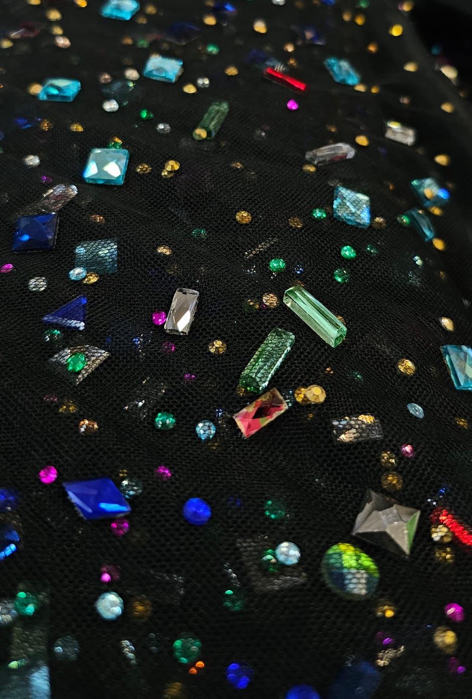 Tule Bordado com Pedrarias Diamond Multicolor - Só Tecidos