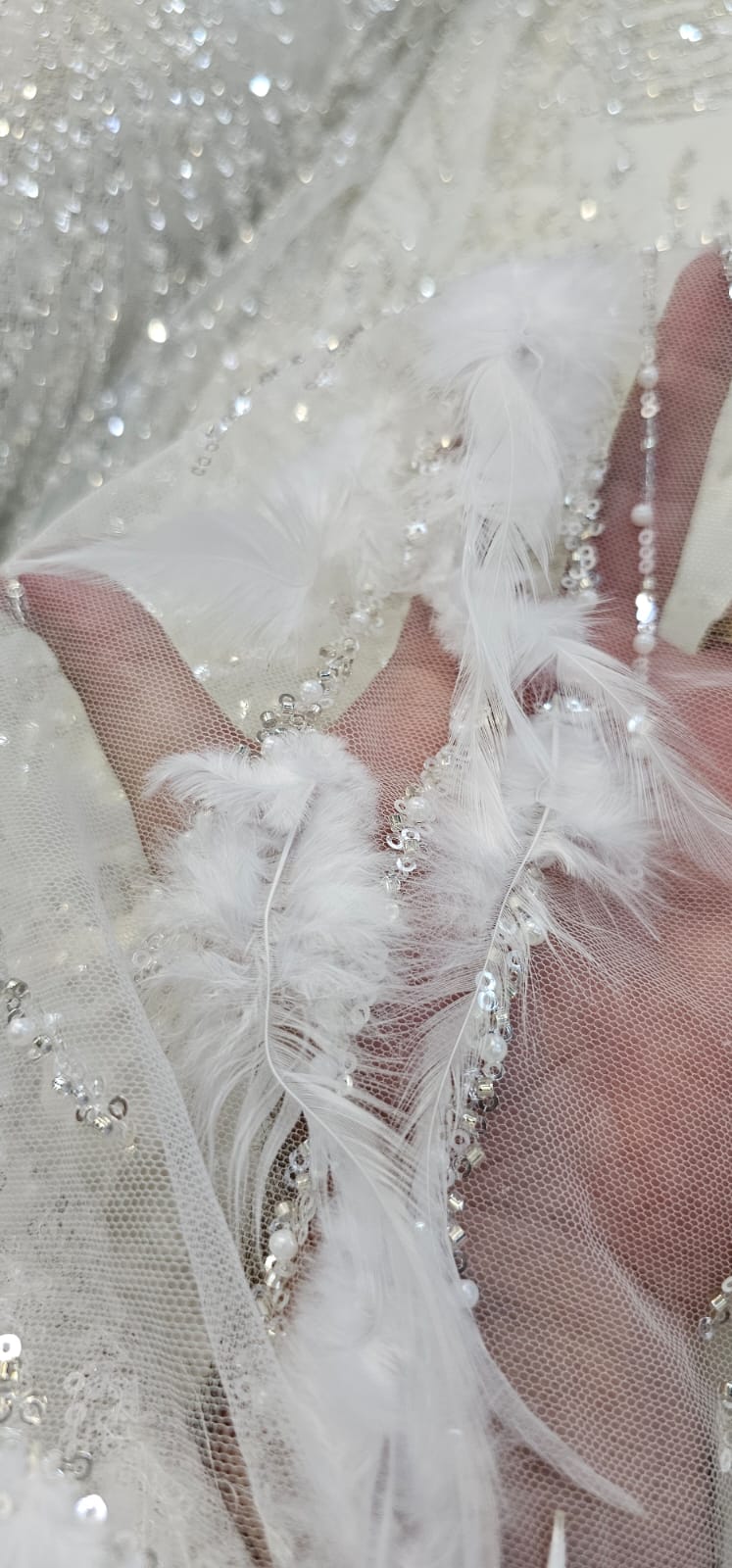 Tule Bordado Premium Com Pedrarias e Plumas Off White - Só Tecidos ...