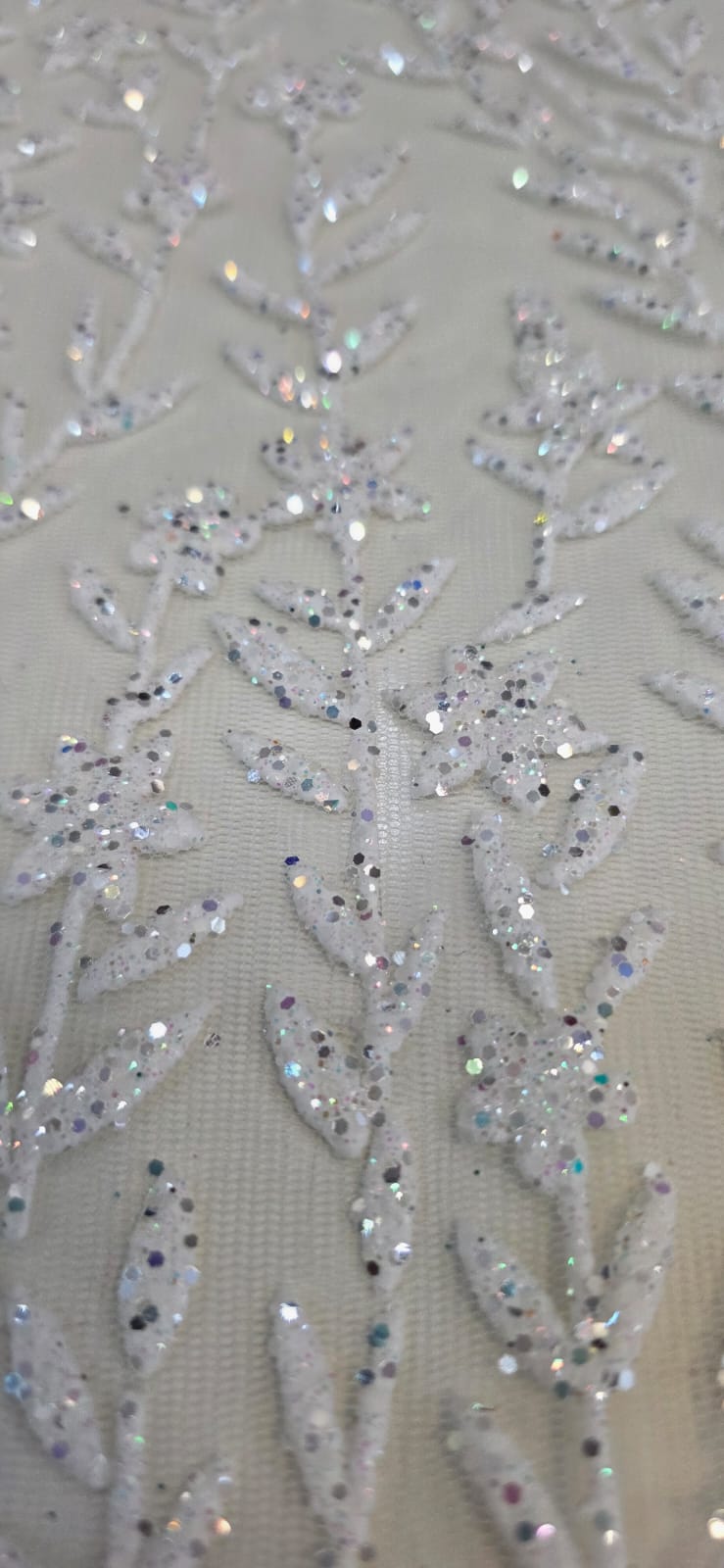 Tule com Glitter Ramos em Alto Relevo Branco - Só Tecidos